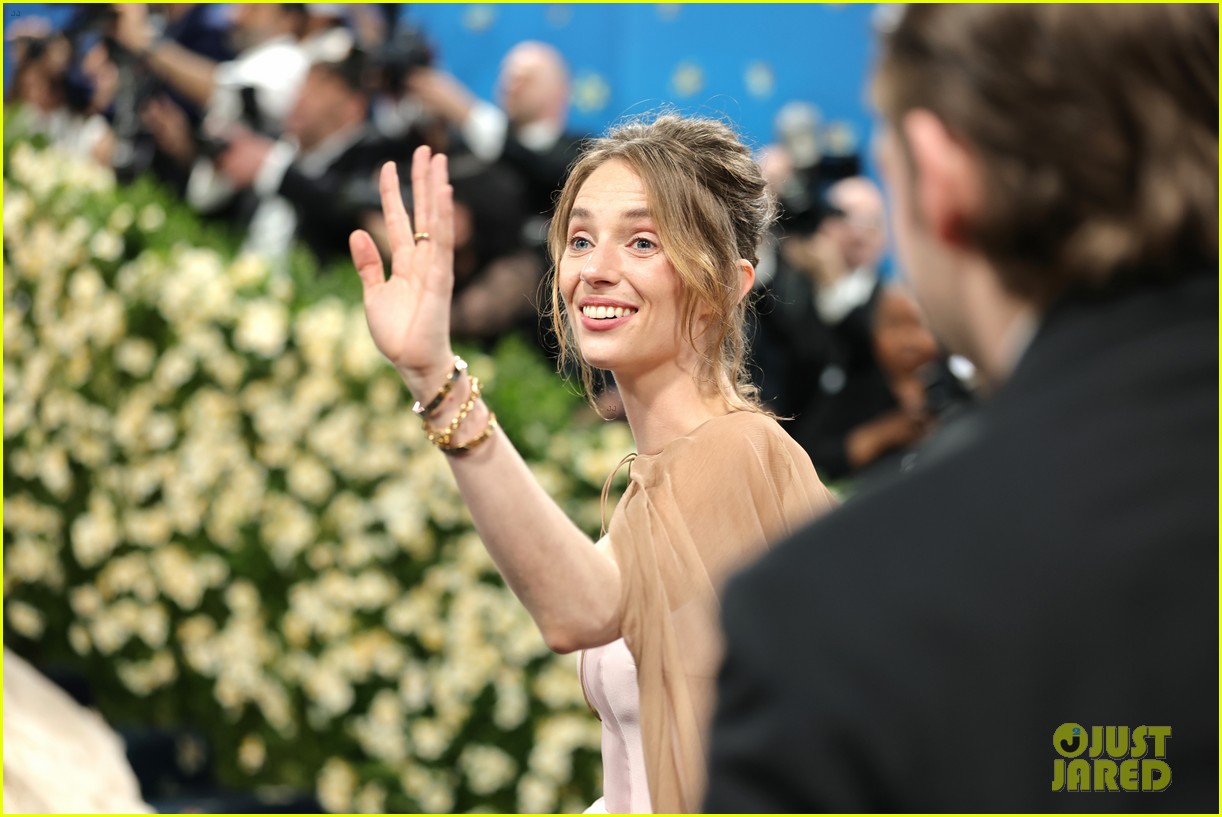 'Stranger Things' Co-Stars Sadie Sink & Maya Hawke Wear Same Designer ...