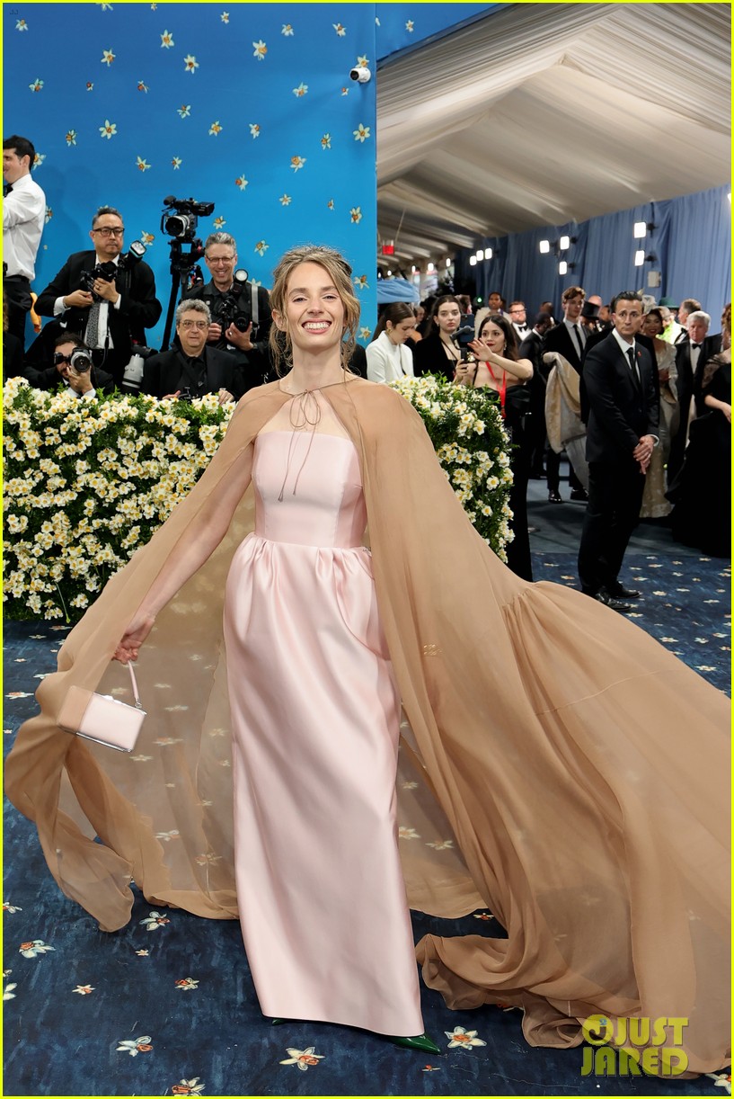 'Stranger Things' Co-Stars Sadie Sink & Maya Hawke Wear Same Designer ...