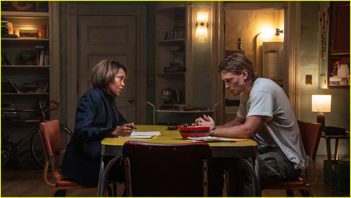 Austin Butler & Zoe Kravitz Heat Up 'Caught Stealing' Trailer - Watch ...