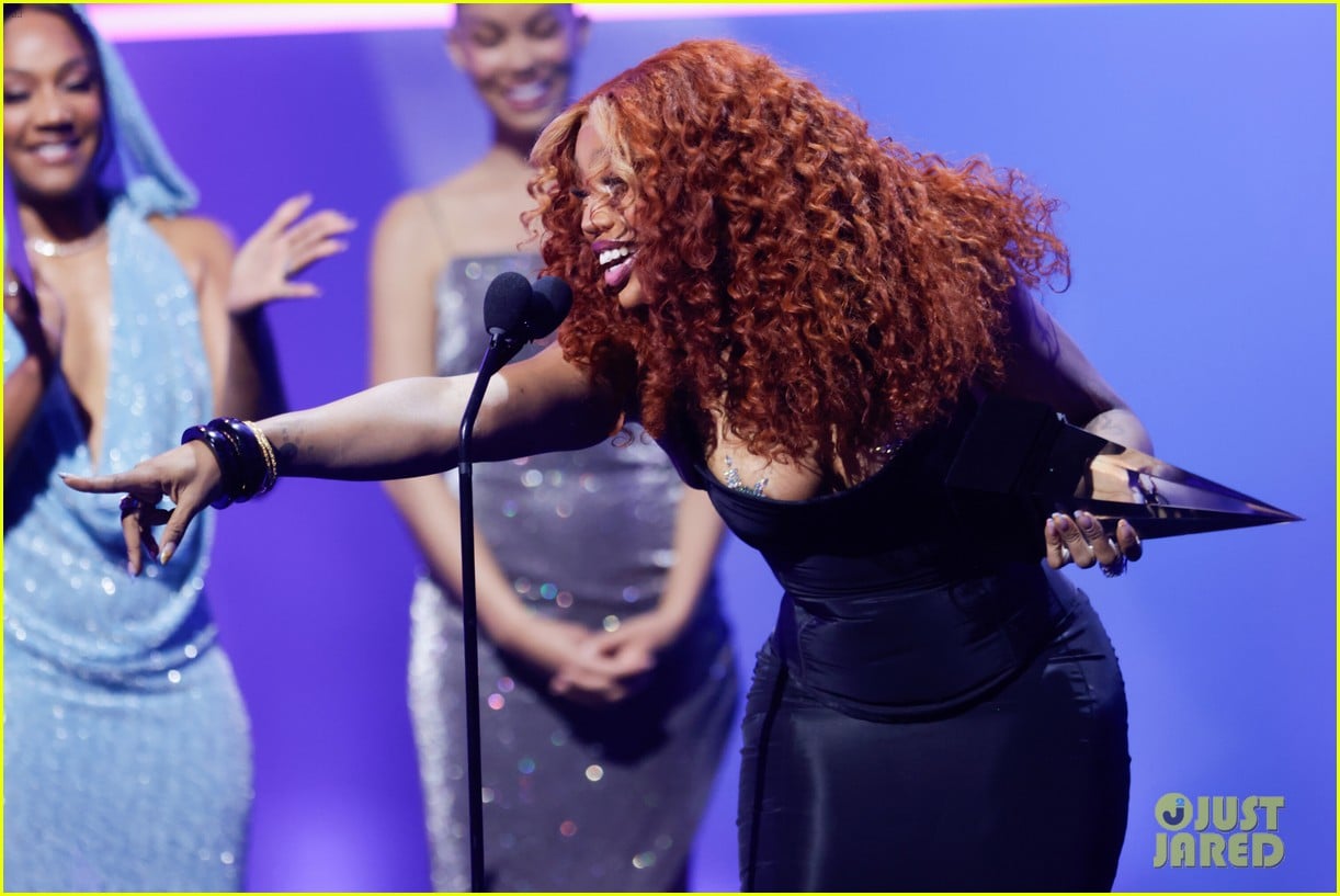 SZA Wears Bedazzled Pasties Under Her Dress at AMAs 2025, Where She's ...