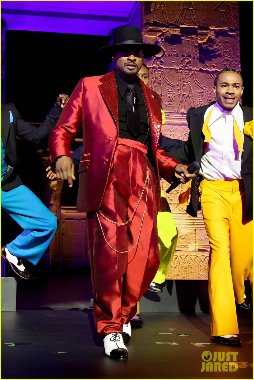 Usher Makes Rare Appearance with Wife Jenn at Met Gala 2025, Gives ...