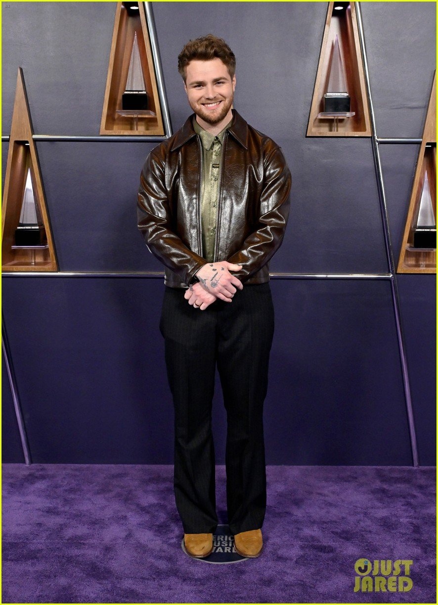 'Ordinary' Singer Alex Warren Gets Wife Kouvr Annon's Support at AMAs ...