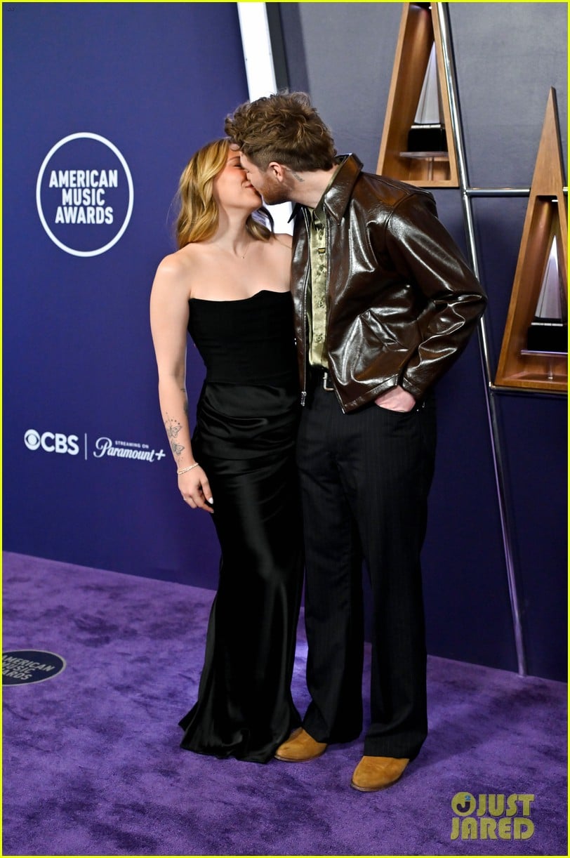 'Ordinary' Singer Alex Warren Gets Wife Kouvr Annon's Support at AMAs ...