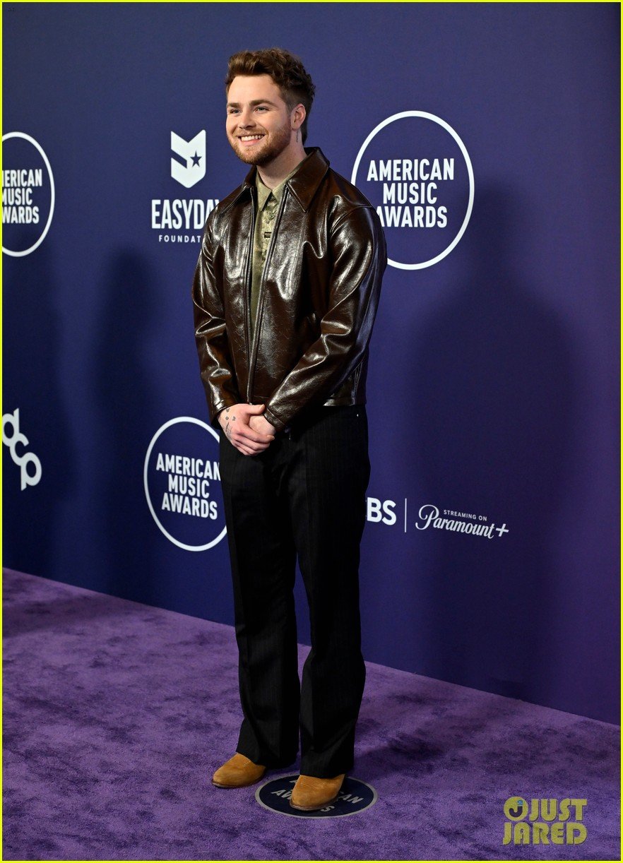 'Ordinary' Singer Alex Warren Gets Wife Kouvr Annon's Support at AMAs ...
