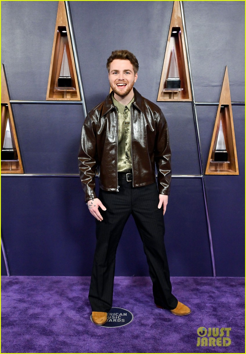 'Ordinary' Singer Alex Warren Gets Wife Kouvr Annon's Support at AMAs ...