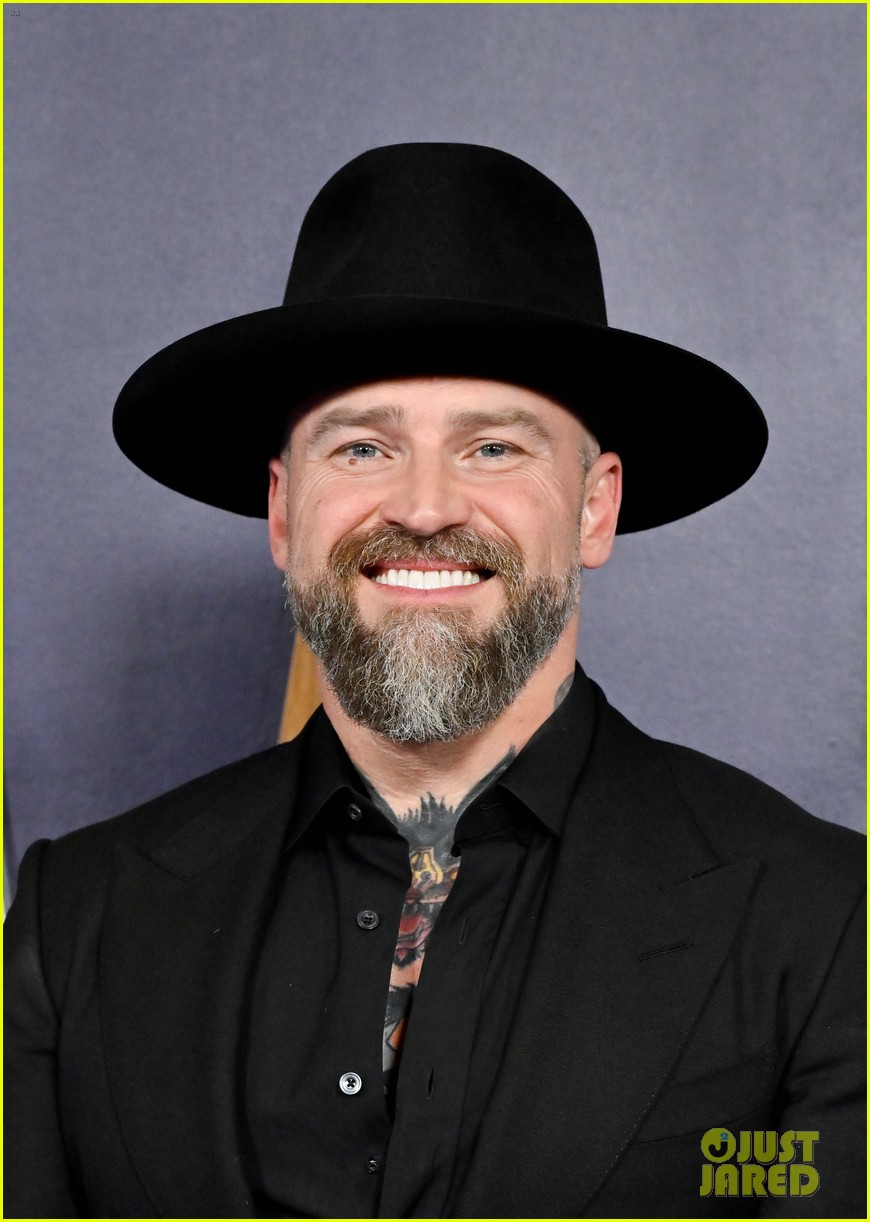 Zac Brown's New Girlfriend Revealed: Singer Walks Carpet with Kendra Scott at AMAs 2025: Photo ...