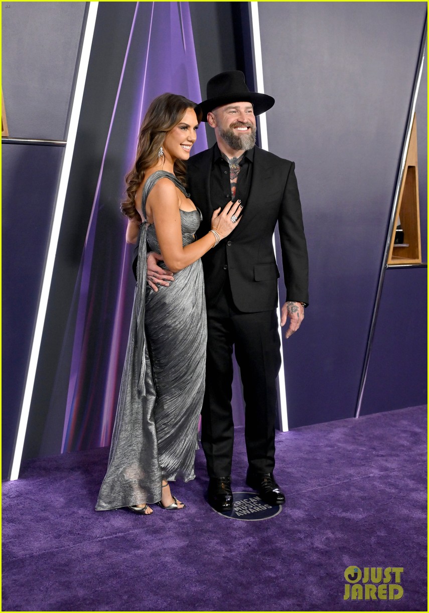 Zac Brown's New Girlfriend Revealed: Singer Walks Carpet with Kendra Scott at AMAs 2025: Photo ...