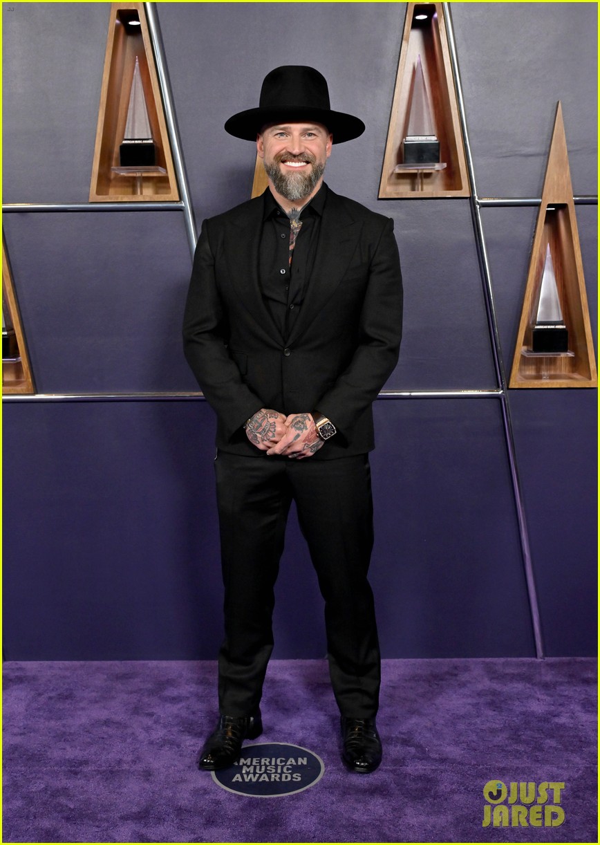 Zac Brown's New Girlfriend Revealed: Singer Walks Carpet with Kendra Scott at AMAs 2025: Photo ...