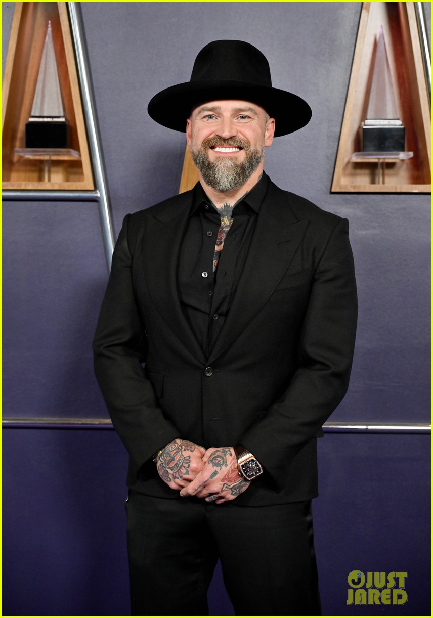 Zac Brown's New Girlfriend Revealed: Singer Walks Carpet with Kendra Scott at AMAs 2025: Photo ...