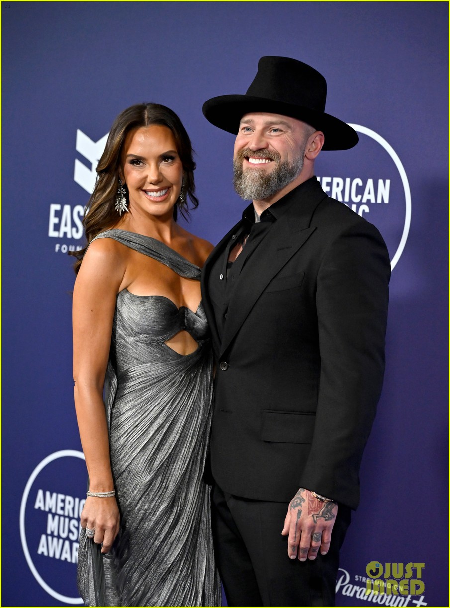 Zac Brown's New Girlfriend Revealed: Singer Walks Carpet with Kendra Scott at AMAs 2025: Photo ...