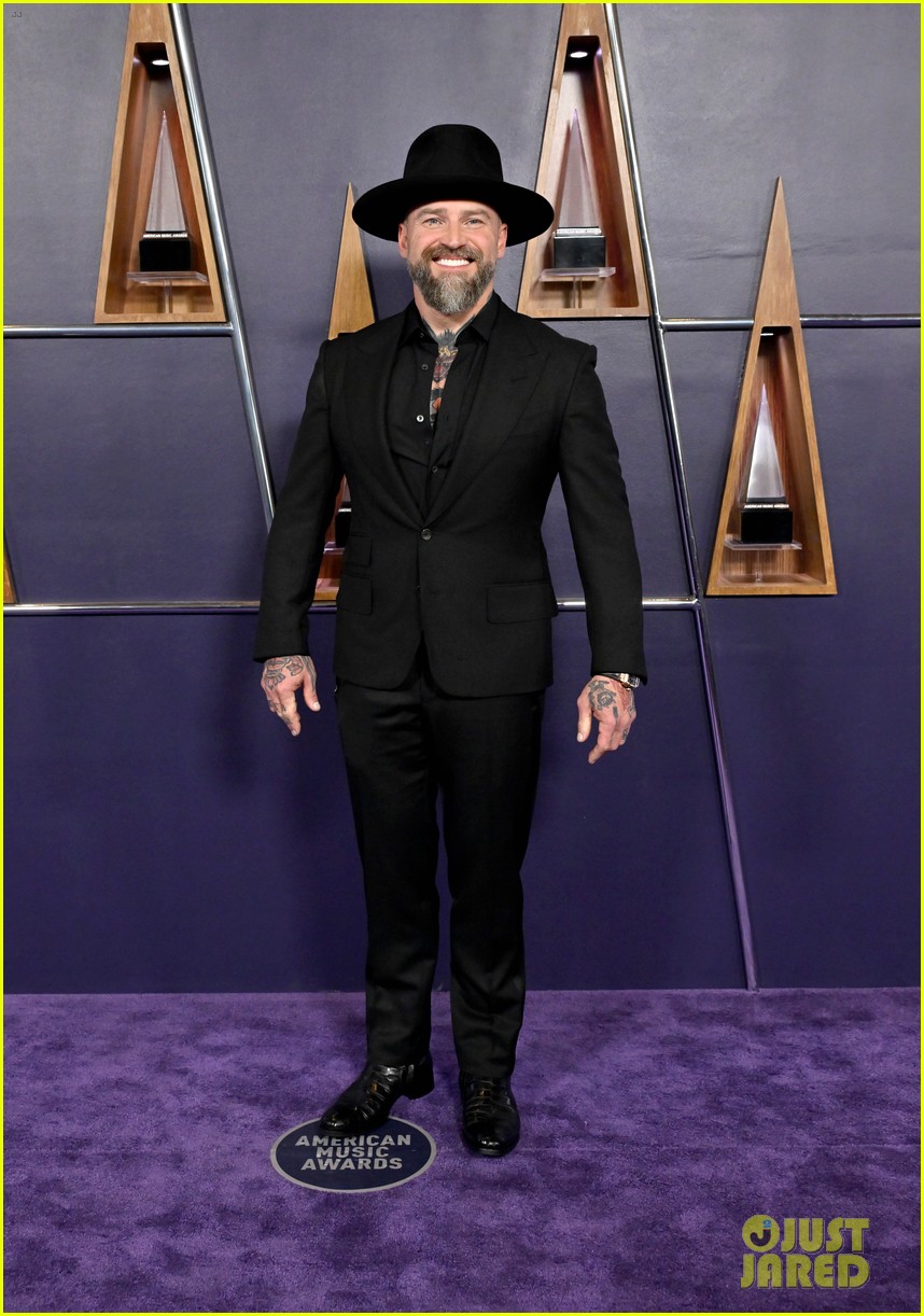 Zac Brown's New Girlfriend Revealed: Singer Walks Carpet with Kendra Scott at AMAs 2025: Photo ...