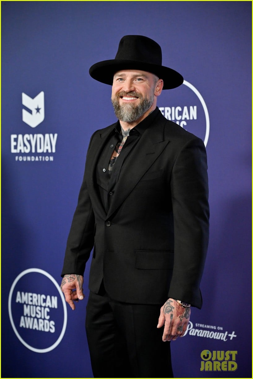Zac Brown's New Girlfriend Revealed: Singer Walks Carpet with Kendra Scott at AMAs 2025: Photo ...