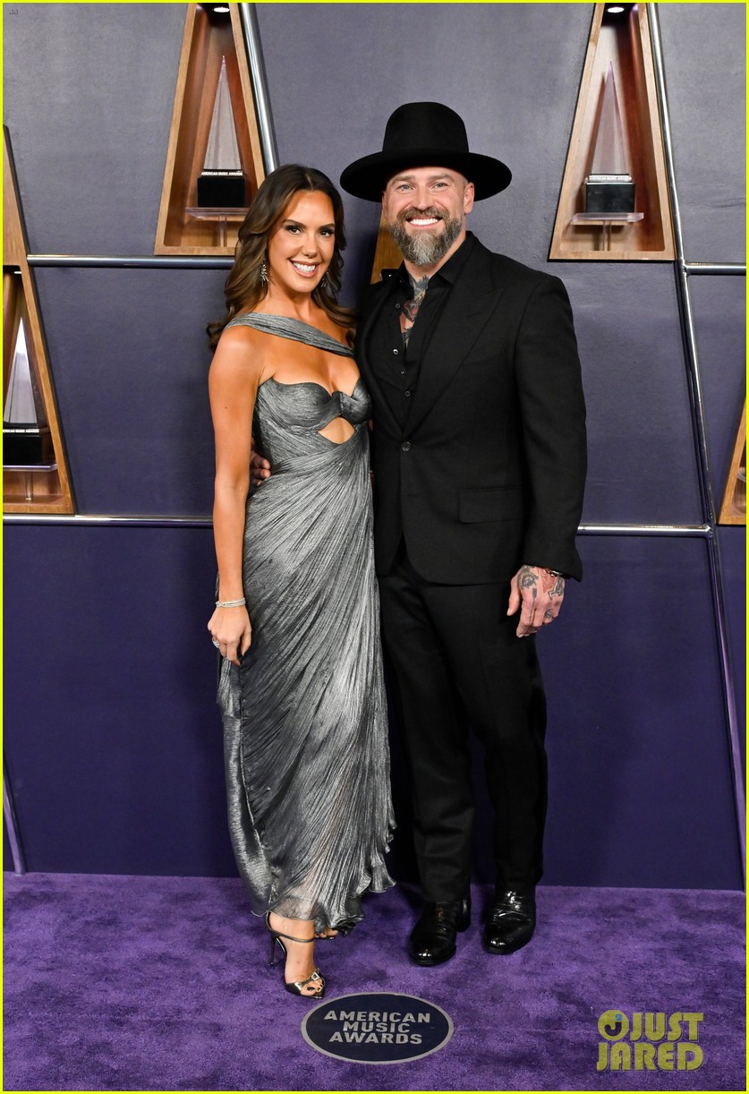 Zac Brown's New Girlfriend Revealed: Singer Walks Carpet with Kendra Scott at AMAs 2025: Photo ...