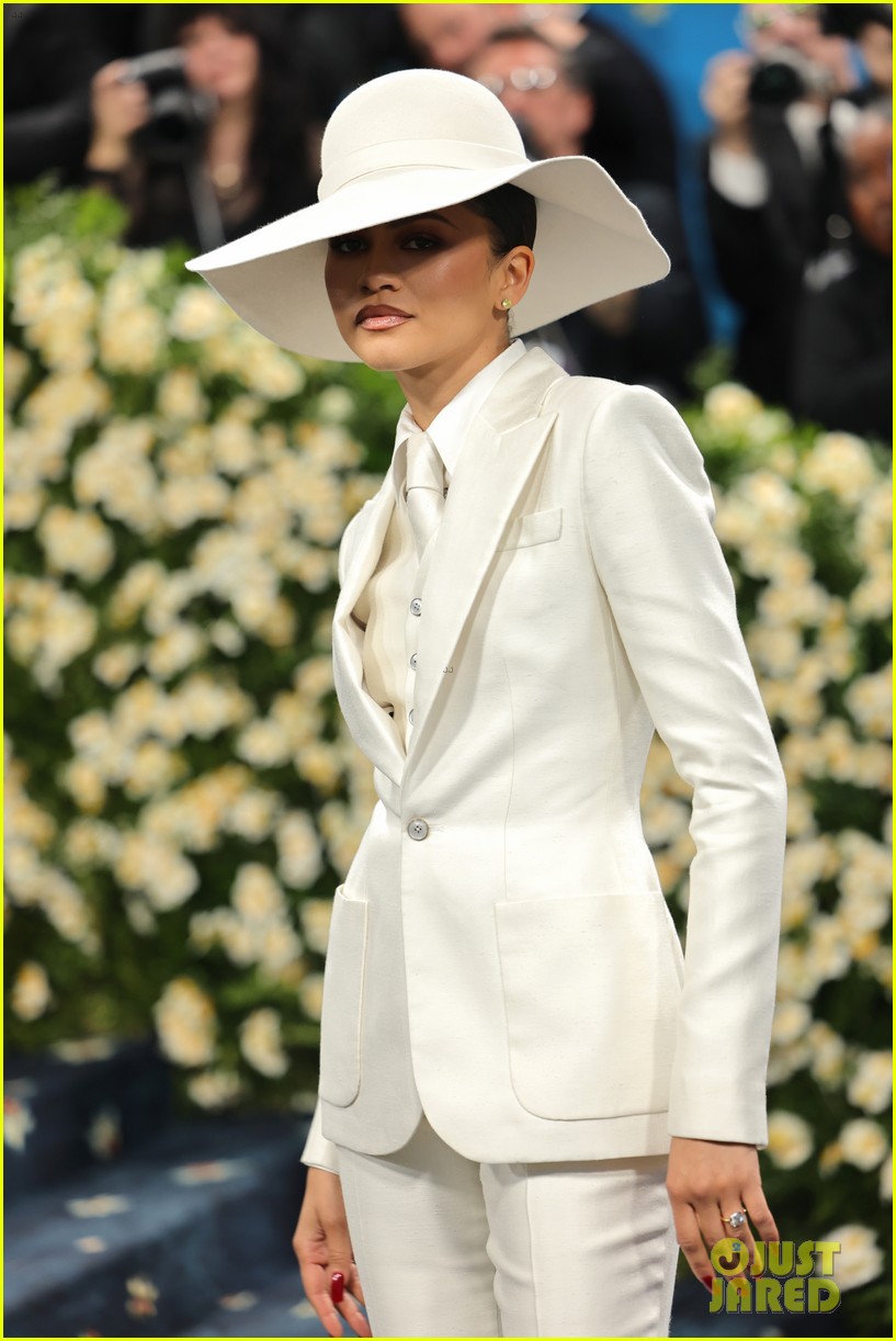 Zendaya Suits Up In Full White Look for Met Gala 2025: Photo 5153156 | Photos | Just Jared ...