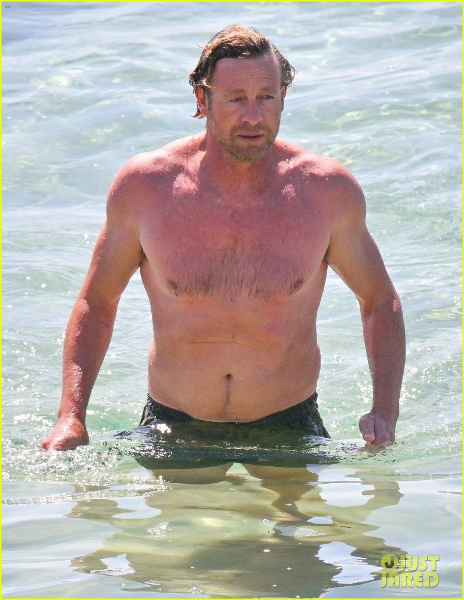 Simon Baker Goes for Dip in the Sea on Vacation in Italy: Photo 5175000 ...