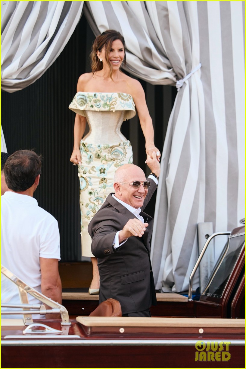 Jeff Bezos & Lauren Sanchez Share a Kiss as They Head to Wedding ...