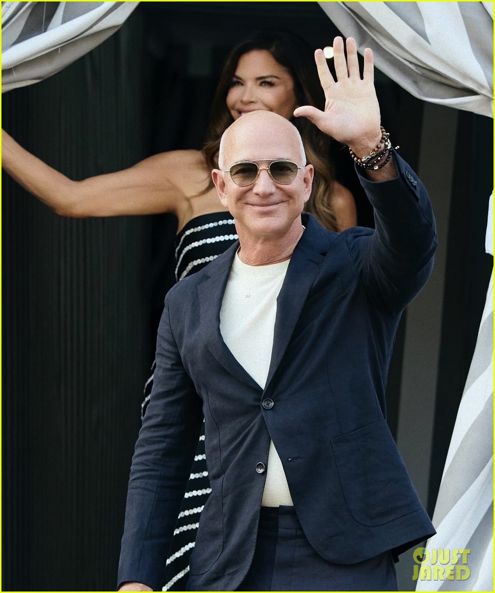 Jeff Bezos & Fiancée Lauren Sanchez Step Out for Pre-Wedding Dinner in ...