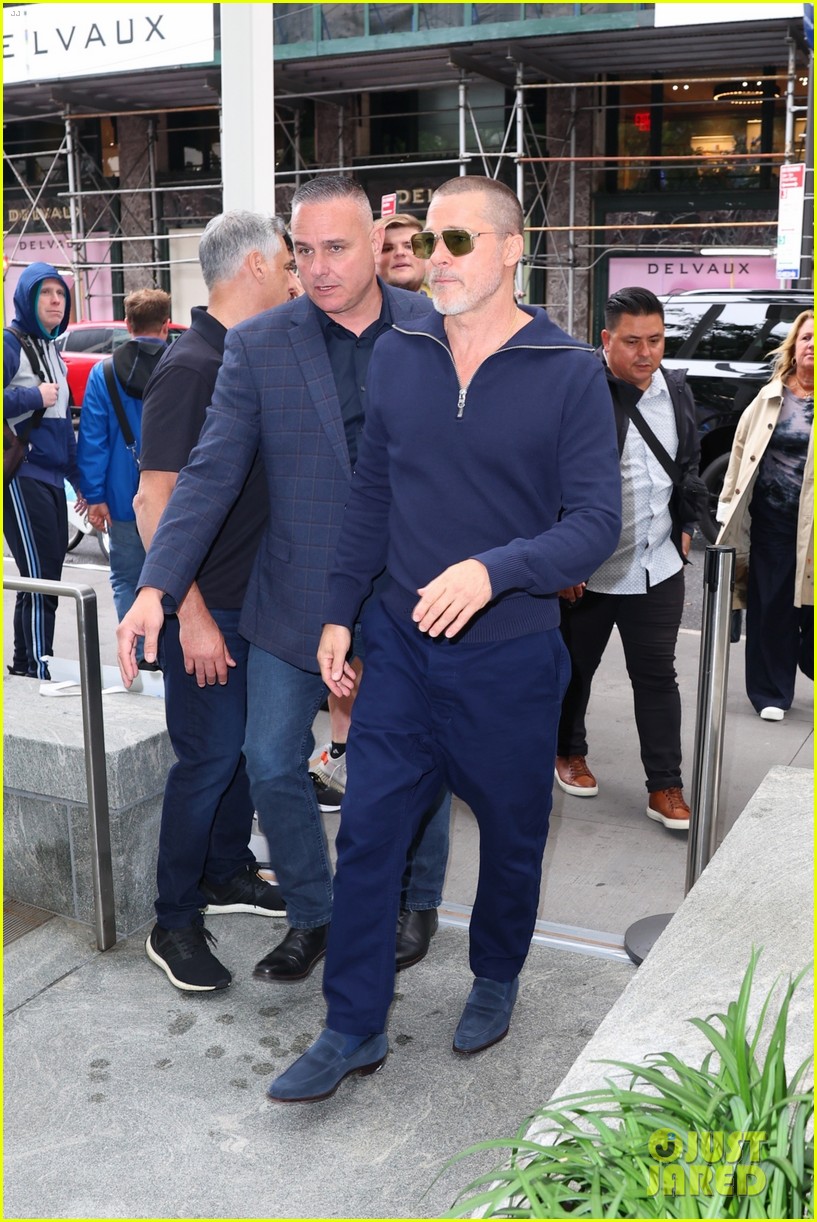 Photo: brad pitt continues to promote f1 movie with apple store q a ...