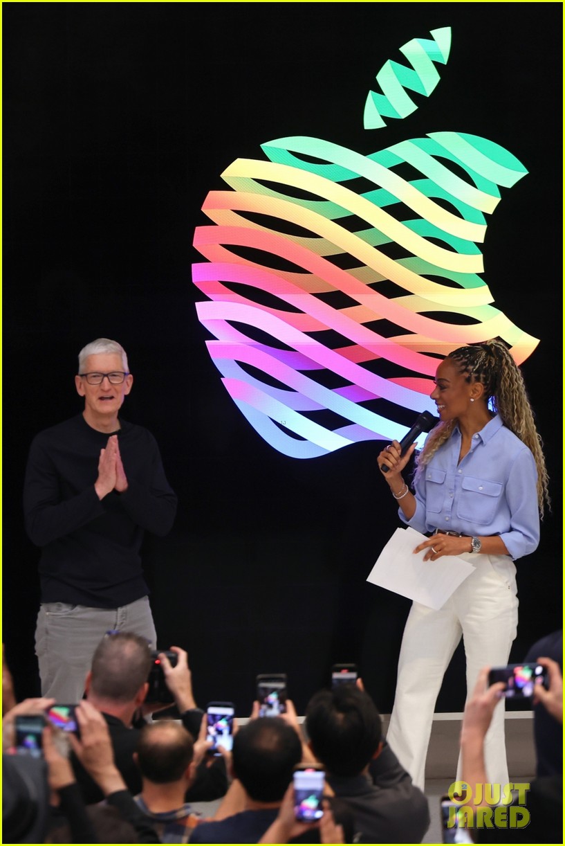 Photo: brad pitt continues to promote f1 movie with apple store q a ...