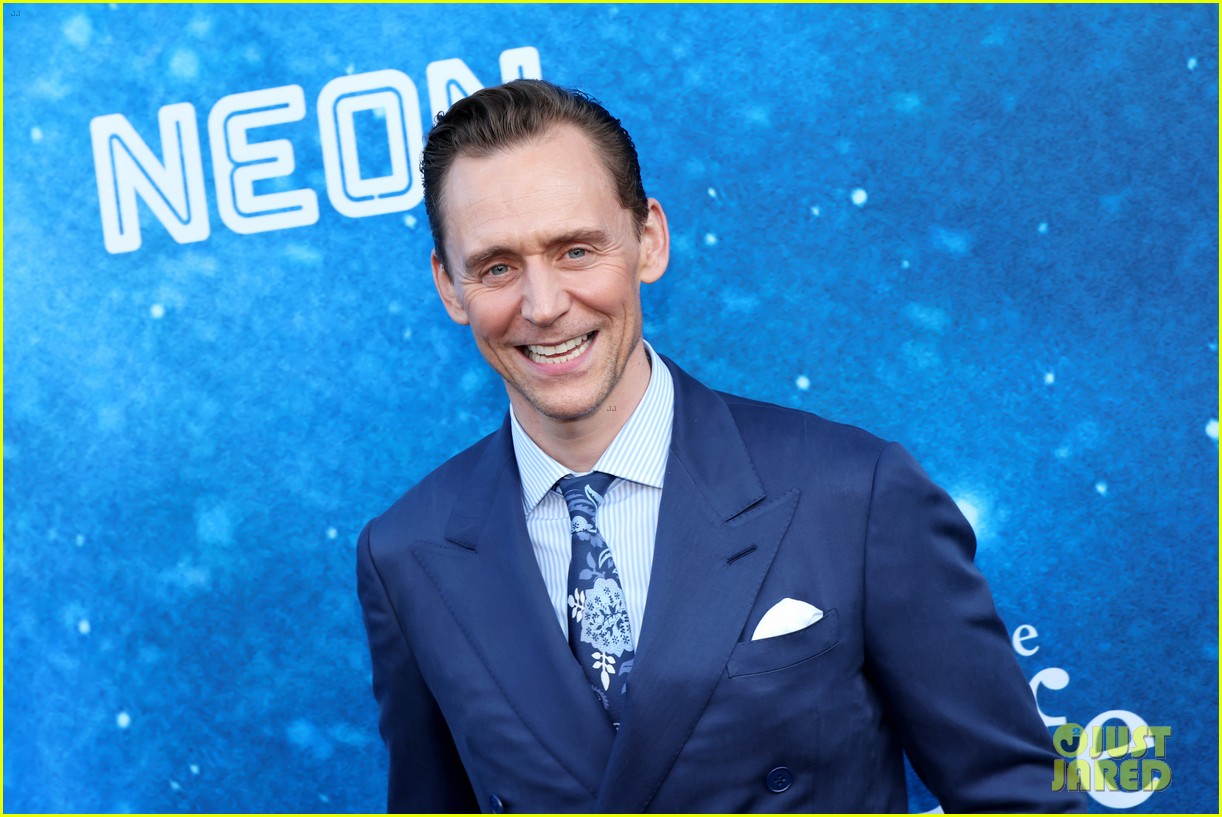 Tom Hiddleston Looks So Dapper at 'The Life of Chuck' Premiere Amid Early Oscar Buzz for the ...