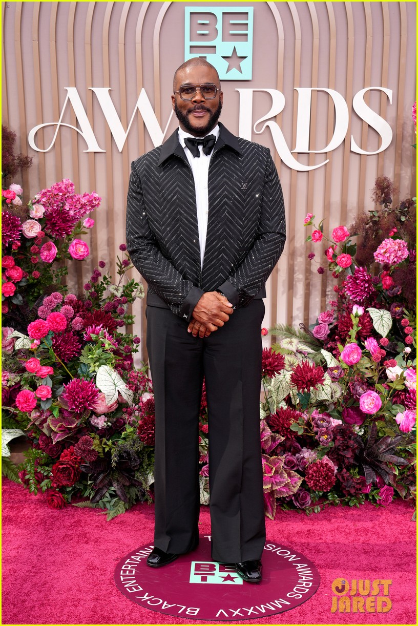 Ciara Meets Up with Tyler Perry on BET Awards 2025 Red Carpet: Photo ...