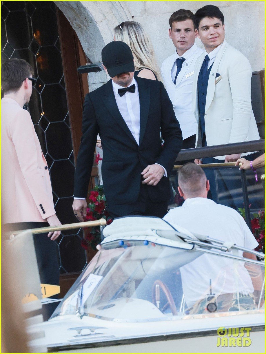Leonardo DiCaprio Wears a Baseball Hat to Bezos Wedding with Girlfriend ...