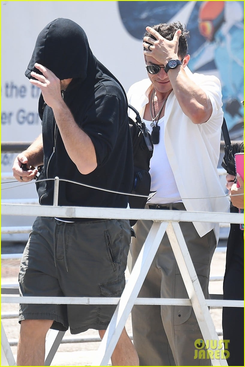 Orlando Bloom Chats Up Leonardo DiCaprio's Girlfriend Vittoria Ceretti ...