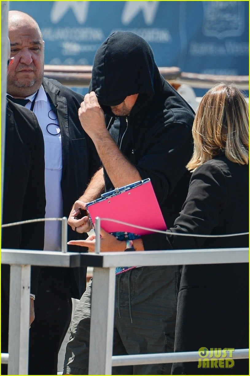 Orlando Bloom Chats Up Leonardo DiCaprio's Girlfriend Vittoria Ceretti ...