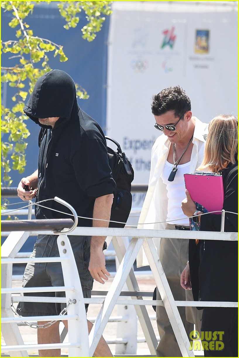 Orlando Bloom Chats Up Leonardo DiCaprio's Girlfriend Vittoria Ceretti ...