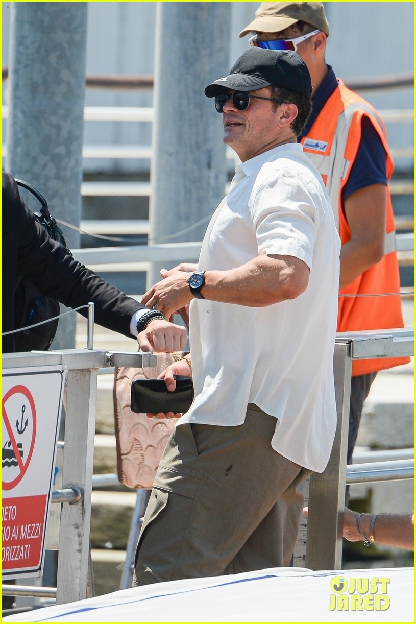 Orlando Bloom Chats Up Leonardo DiCaprio's Girlfriend Vittoria Ceretti ...