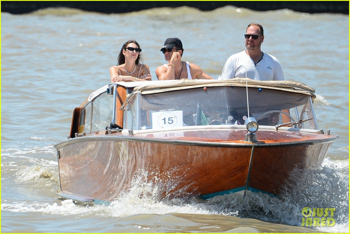 Orlando Bloom Chats Up Leonardo DiCaprio's Girlfriend Vittoria Ceretti ...