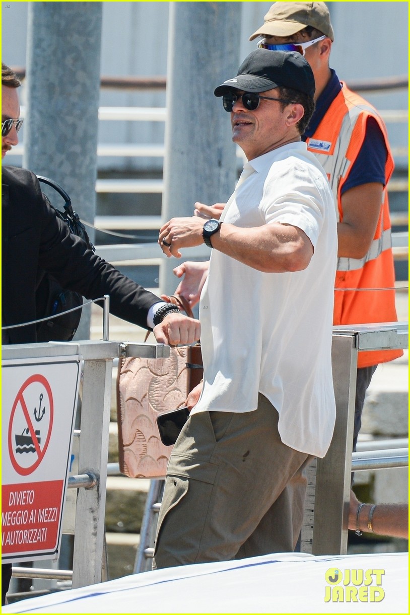 Orlando Bloom Chats Up Leonardo DiCaprio's Girlfriend Vittoria Ceretti ...