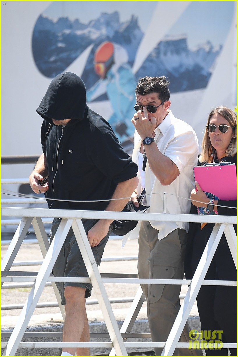 Orlando Bloom Chats Up Leonardo DiCaprio's Girlfriend Vittoria Ceretti ...