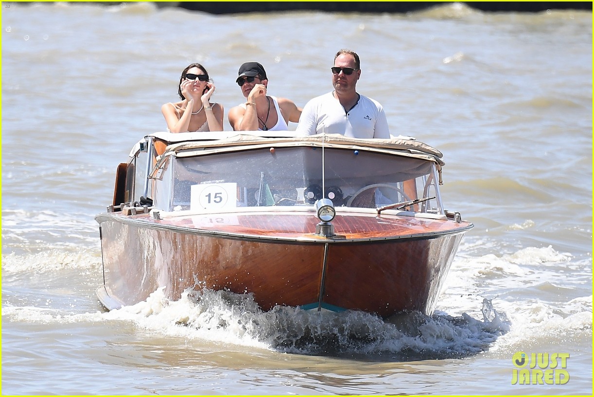 Orlando Bloom Chats Up Leonardo DiCaprio's Girlfriend Vittoria Ceretti ...