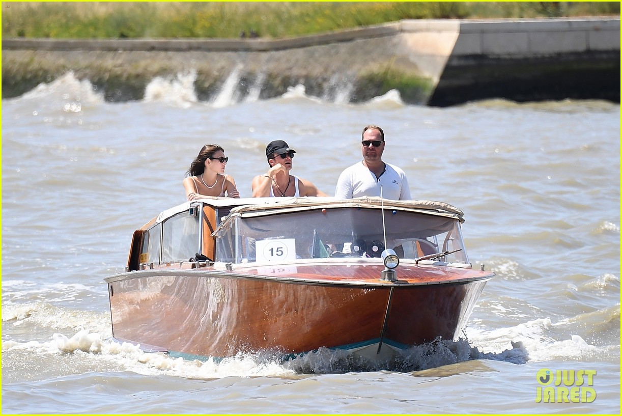 Orlando Bloom Chats Up Leonardo DiCaprio's Girlfriend Vittoria Ceretti ...