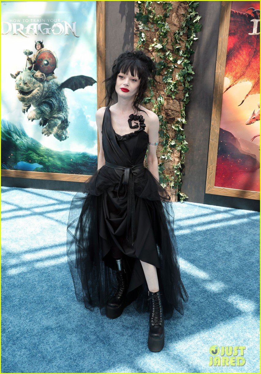 Gerard Butler & Longtime Love Morgan Brown Flex at 'How to Train Your ...