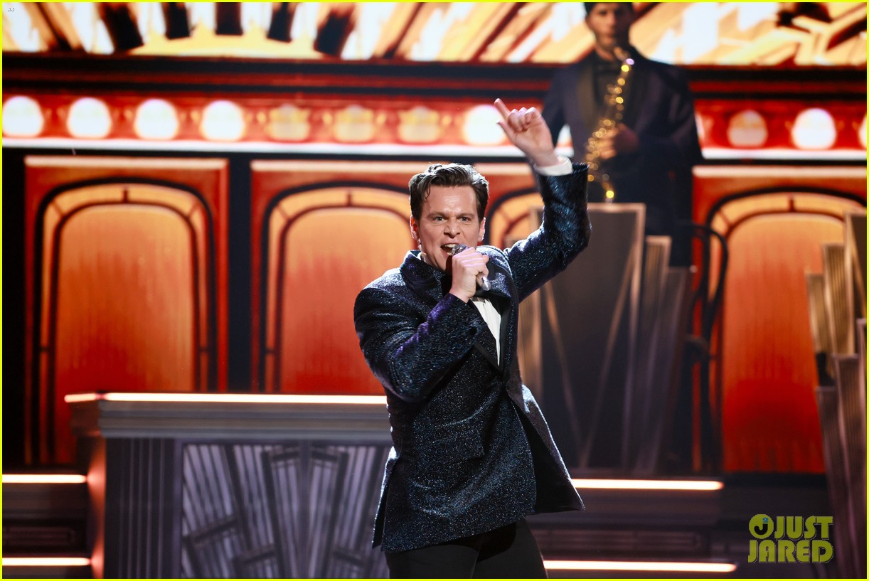 Jonathan Groff & 'Just In Time' Company Perform Medley at Tony Awards ...