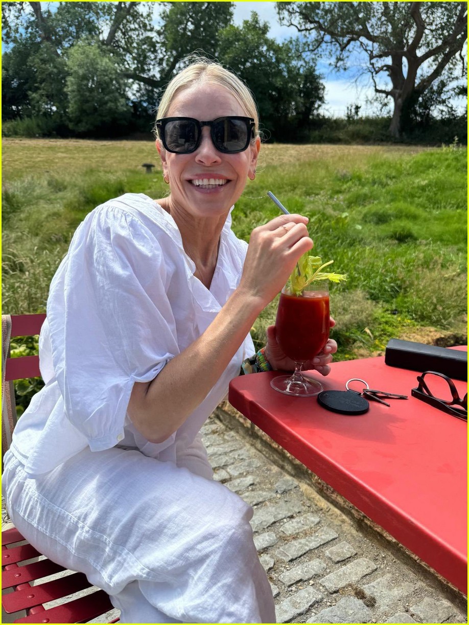 Paul Mescal & Gracie Abrams Couple Up in Glastonbury Photo from Chelsea ...