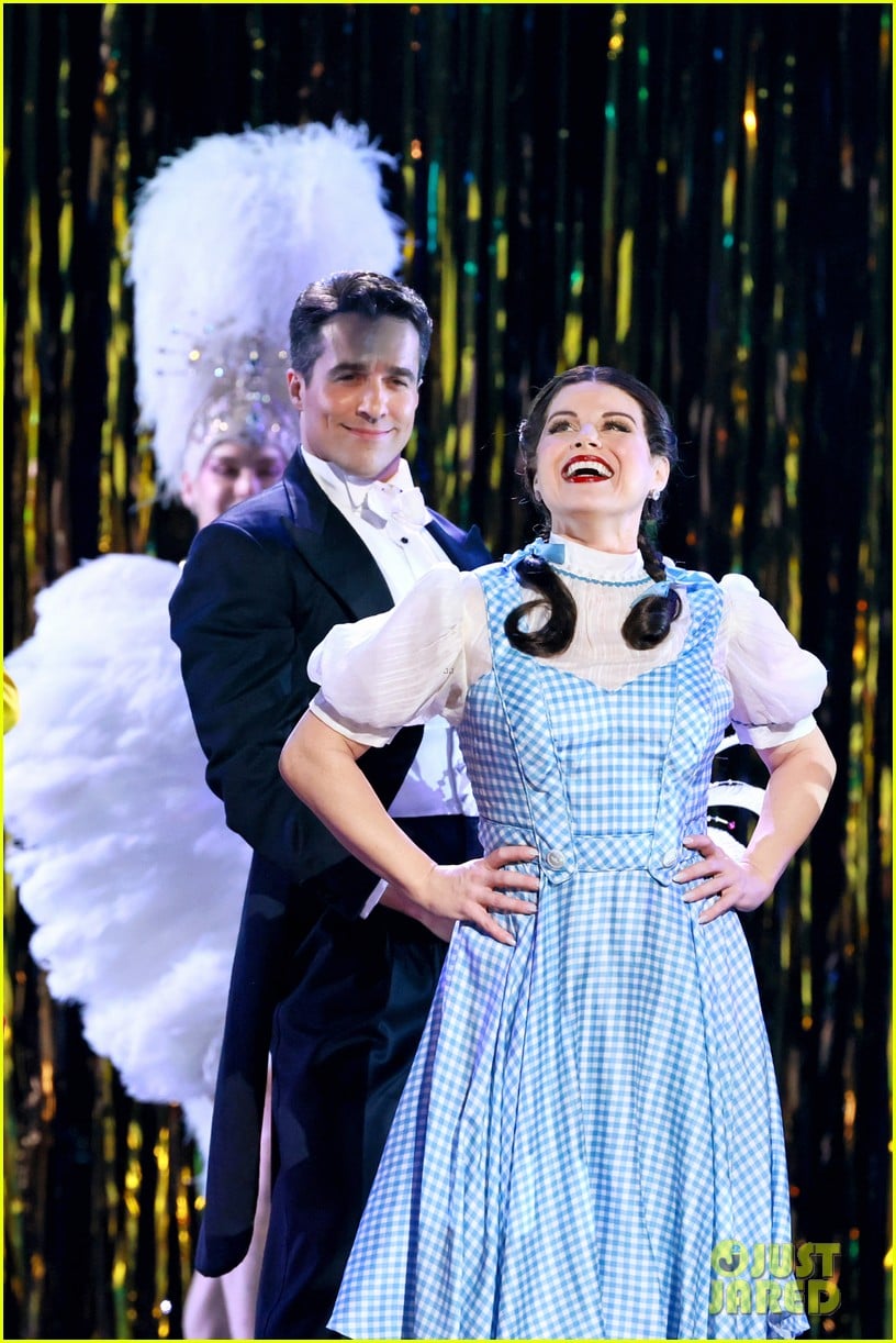 Death Becomes Her's Megan Hilty Wows With Hilarious 'For the Gaze ...