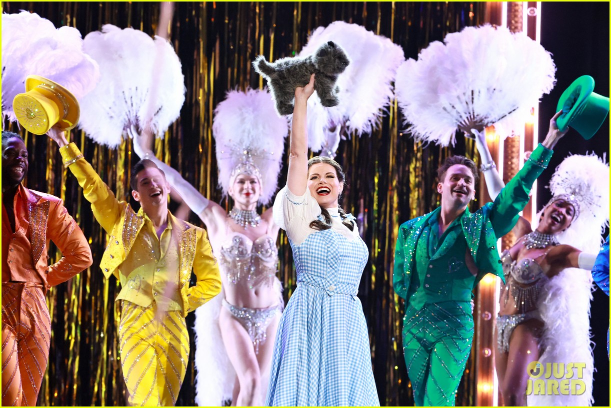 Death Becomes Her's Megan Hilty Wows With Hilarious 'For the Gaze ...