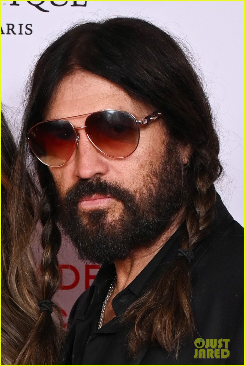 Elizabeth Hurley Cozies Up to Boyfriend Billy Ray Cyrus at Royal ...