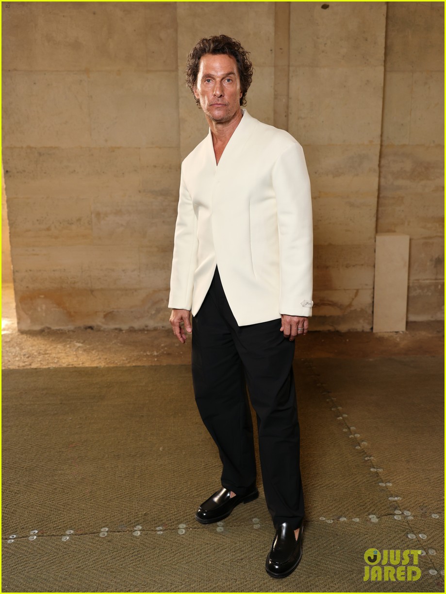 Matthew McConaughey & Emma Roberts Chat It Up in Jacquemus Front Row at ...