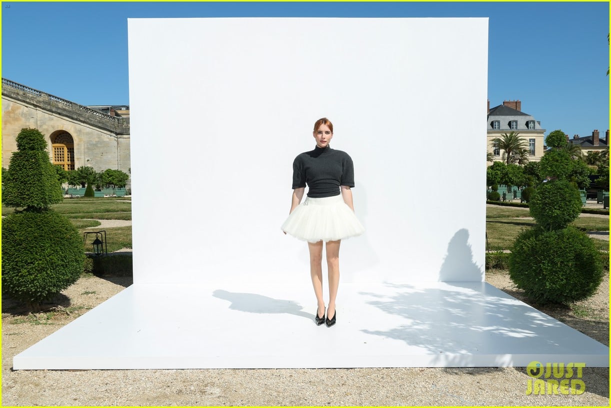 Matthew McConaughey & Emma Roberts Chat It Up in Jacquemus Front Row at ...