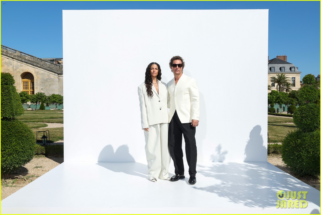 Matthew McConaughey & Emma Roberts Chat It Up in Jacquemus Front Row at ...