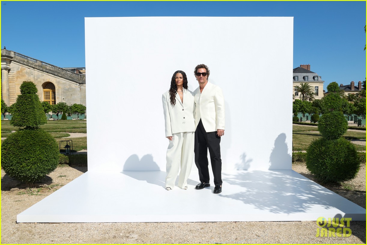 Matthew McConaughey & Emma Roberts Chat It Up in Jacquemus Front Row at ...