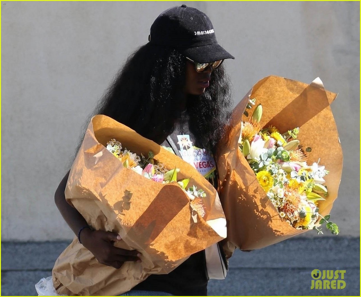 Jodie Turner-Smith Steps Out in LA Amid Joshua Jackson Divorce Drama: Photo 5172295 | Photos ...