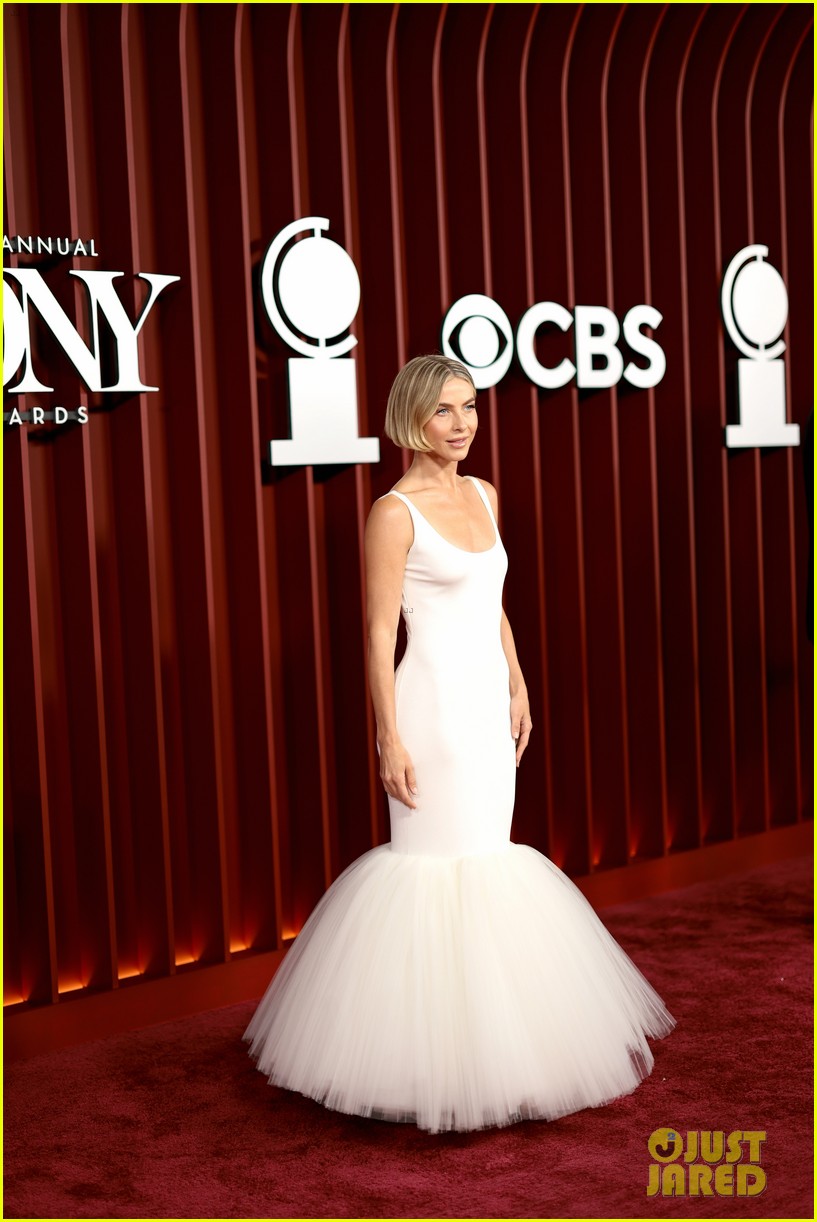Julianne Hough's Tonys Date Revealed: Longtime Bestie Tyler Lain ...