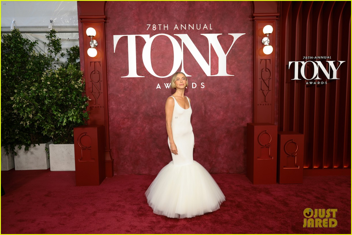 Julianne Hough's Tonys Date Revealed: Longtime Bestie Tyler Lain ...