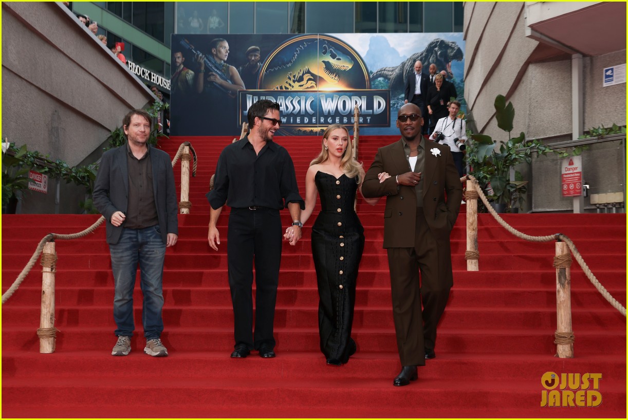 Scarlett Johansson Joins Her Leading Men Jonathan Bailey & Mahershala ...