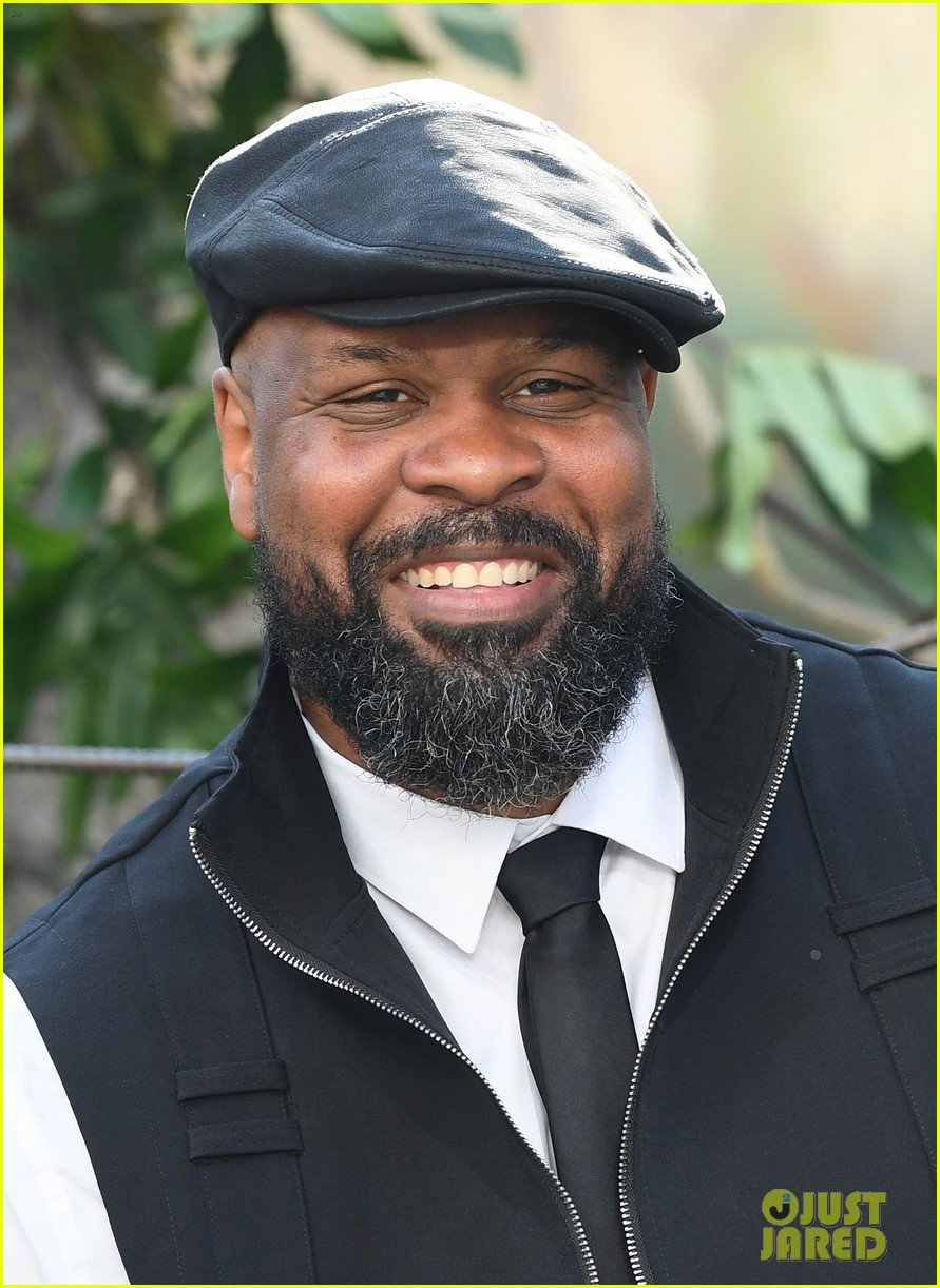 Scarlett Johansson & Jonathan Bailey Share a Red Carpet Kiss at ...